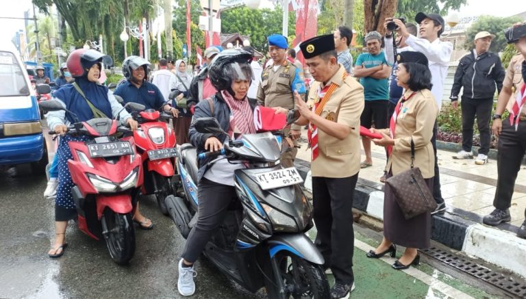 Sambut HUT RI, Wali Kota Balikpapan Bagikan Bendera Merah Putih – Sumber Informasi Masyarakat ...